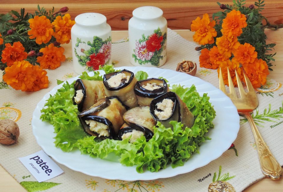 Рулетики из баклажанов с сыром и орехами - рецепт с фотографиями ...